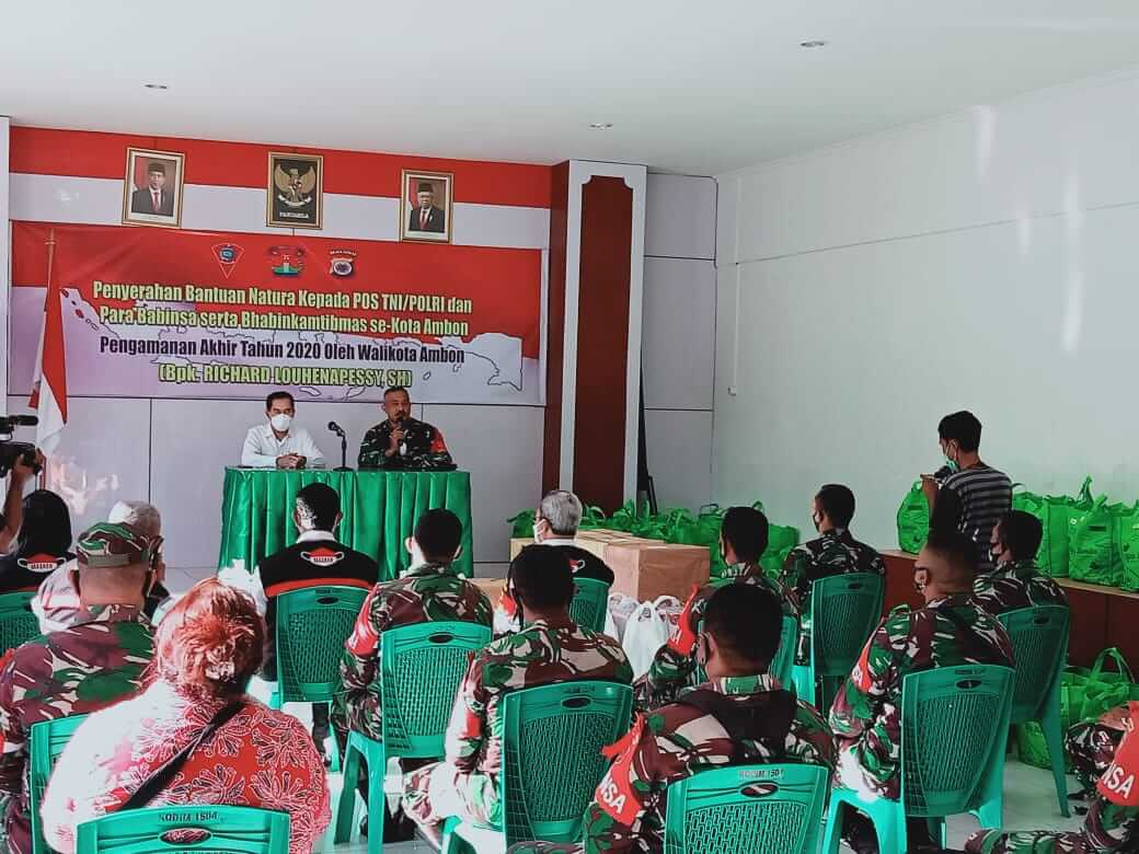 Hadapi Nataru, Pemerintah Kota Ambon Serahkan Bantuan Kepada TNI-POLRI
