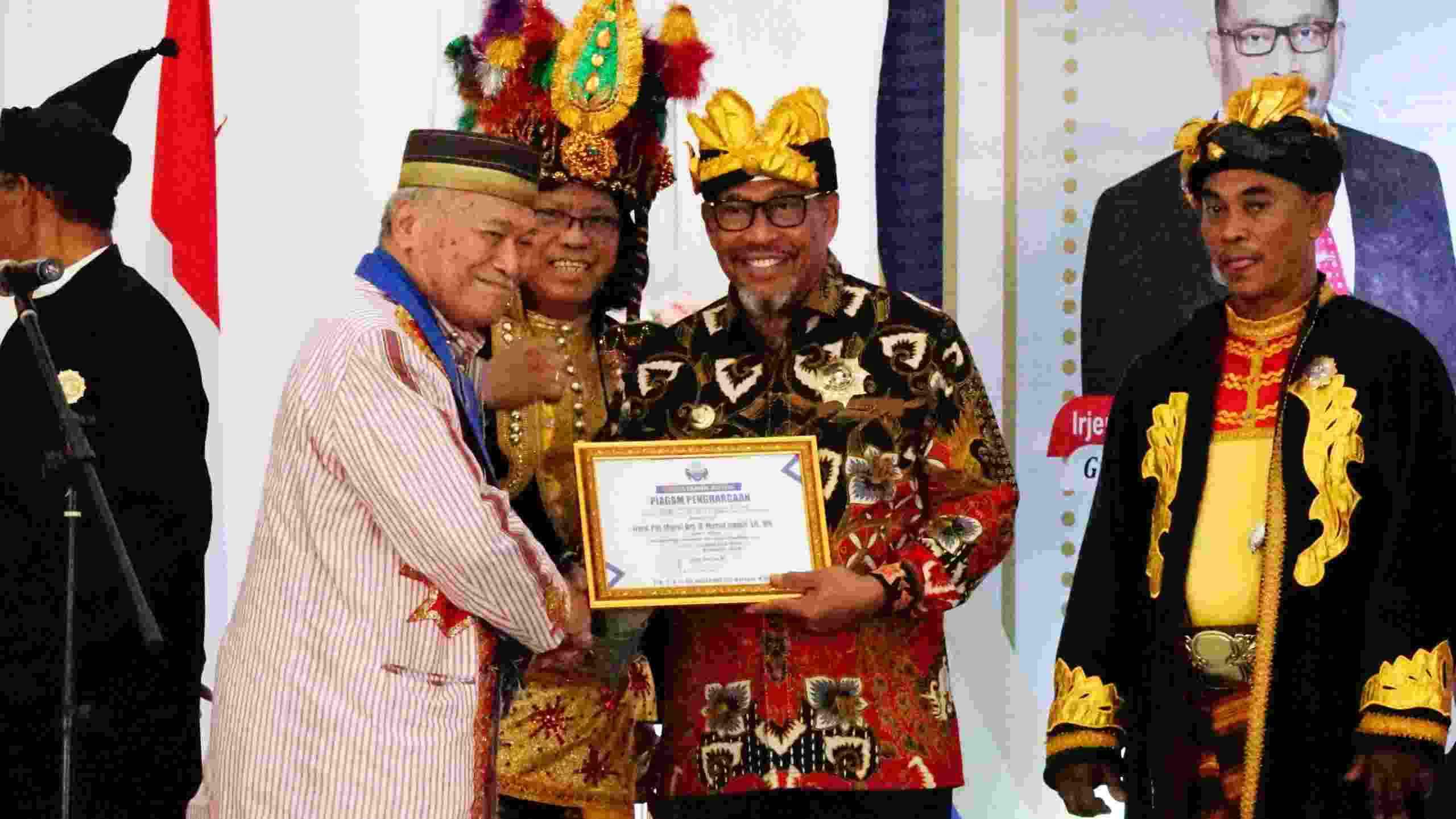 Murad Ismail Dikukuhkan Sebagai Kerabat dan Sesepuh Kesultanan Buton